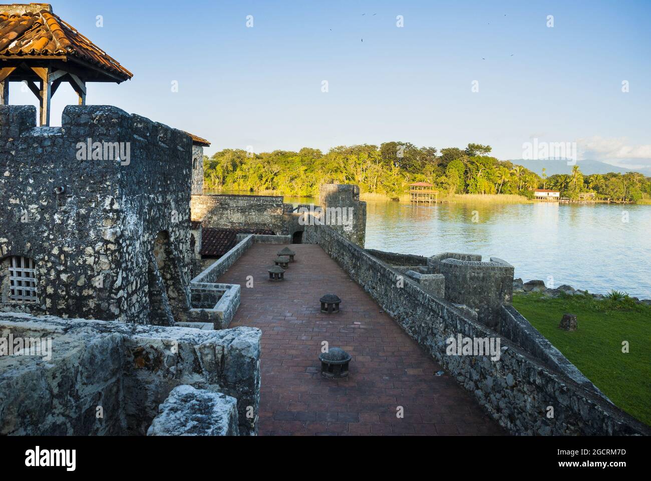 Spanish colonial fort at the entrance to Lake Izabal Stock Photo - Alamy