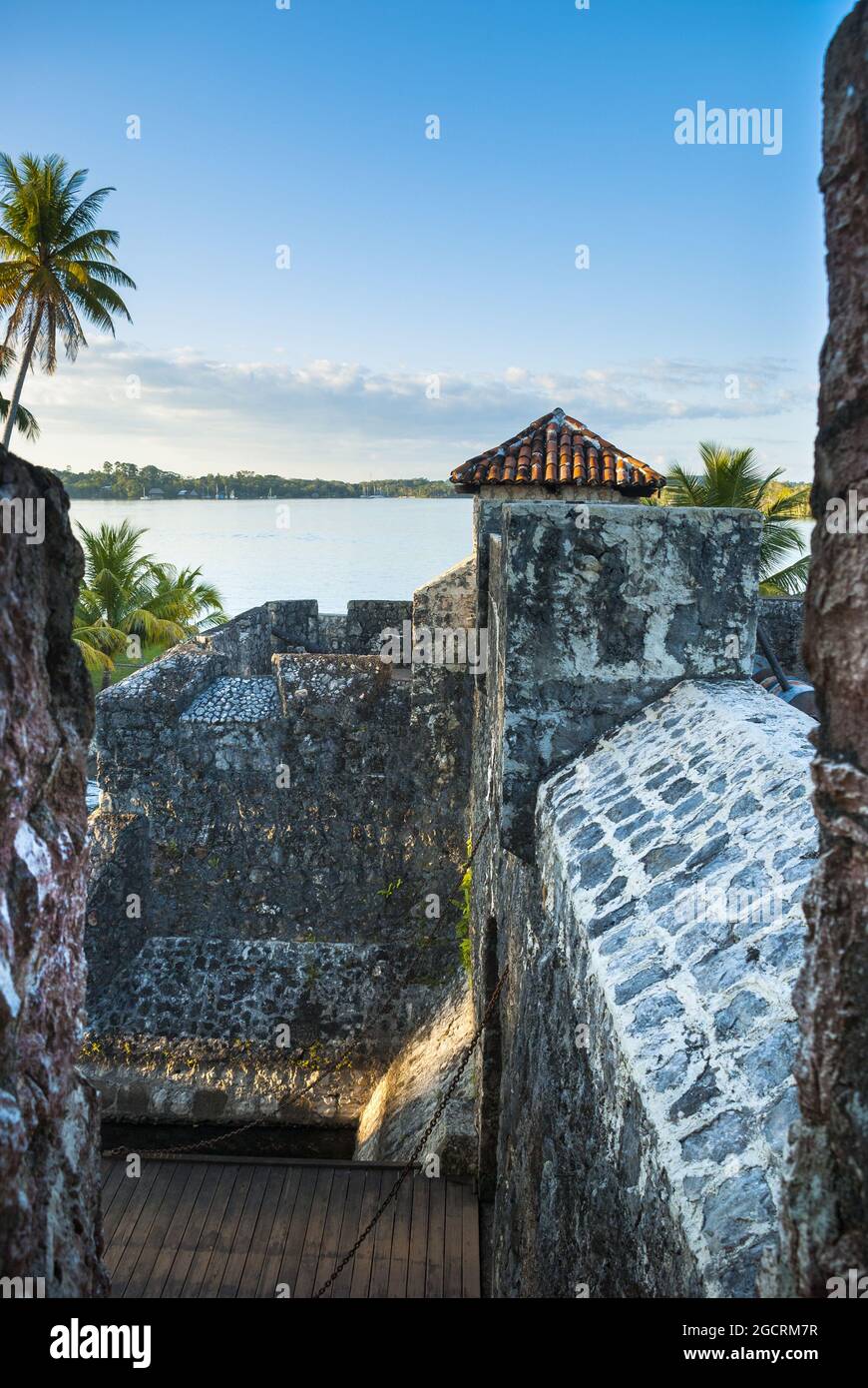 Spanish colonial fort at the entrance to Lake Izabal Stock Photo - Alamy