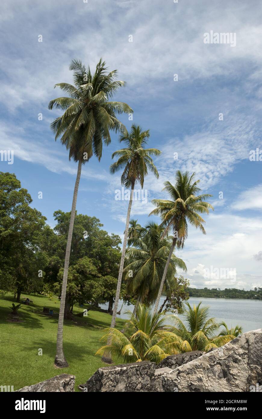 Spanish colonial fort at the entrance to Lake Izabal Stock Photo - Alamy