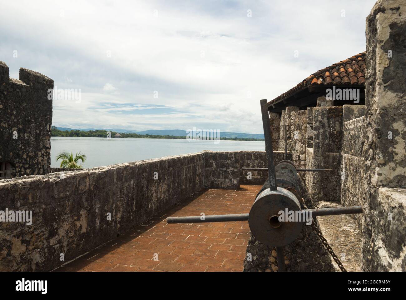 Spanish colonial fort at the entrance to Lake Izabal Stock Photo - Alamy