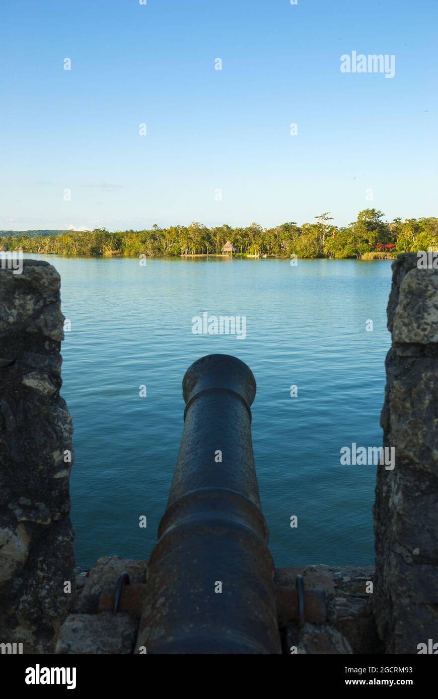 Spanish colonial fort at the entrance to Lake Izabal Stock Photo - Alamy