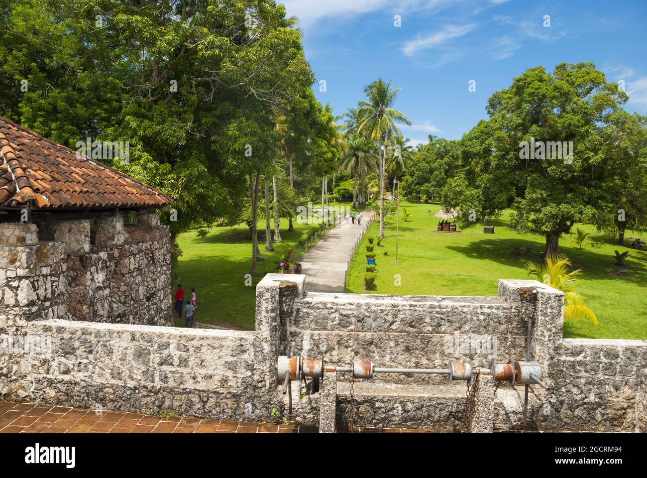 Spanish colonial fort at the entrance to Lake Izabal Stock Photo - Alamy