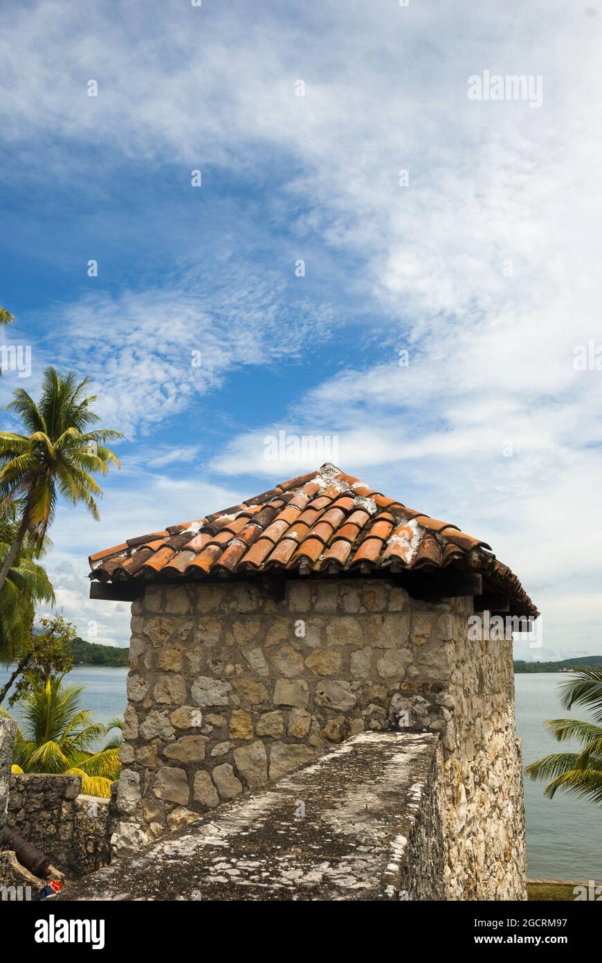 Spanish colonial fort at the entrance to Lake Izabal Stock Photo - Alamy