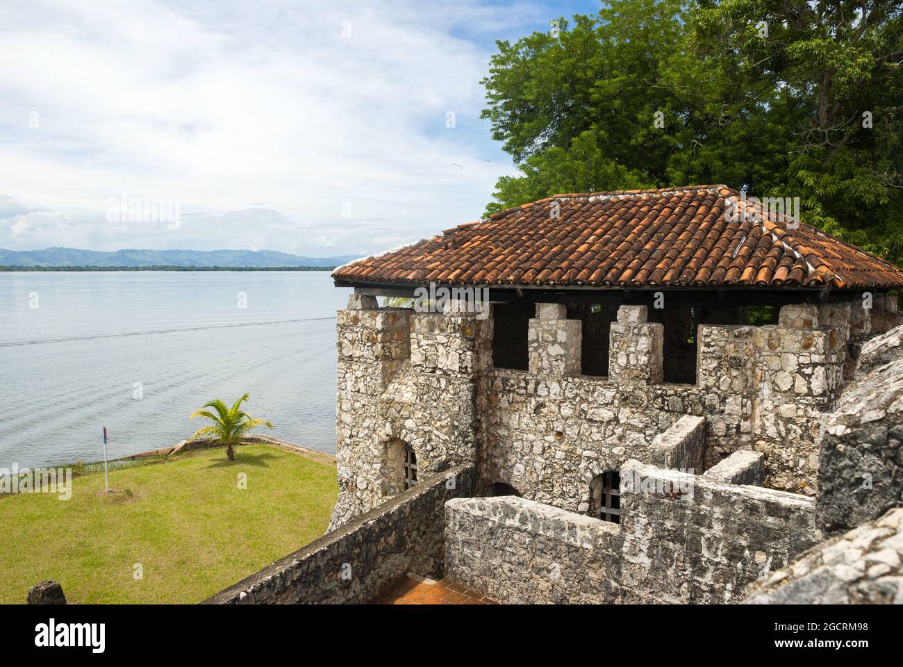 Spanish colonial fort at the entrance to Lake Izabal Stock Photo - Alamy