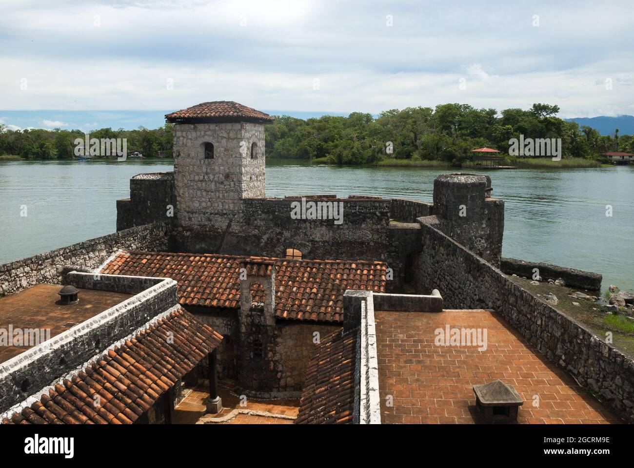 Spanish colonial fort at the entrance to Lake Izabal Stock Photo - Alamy