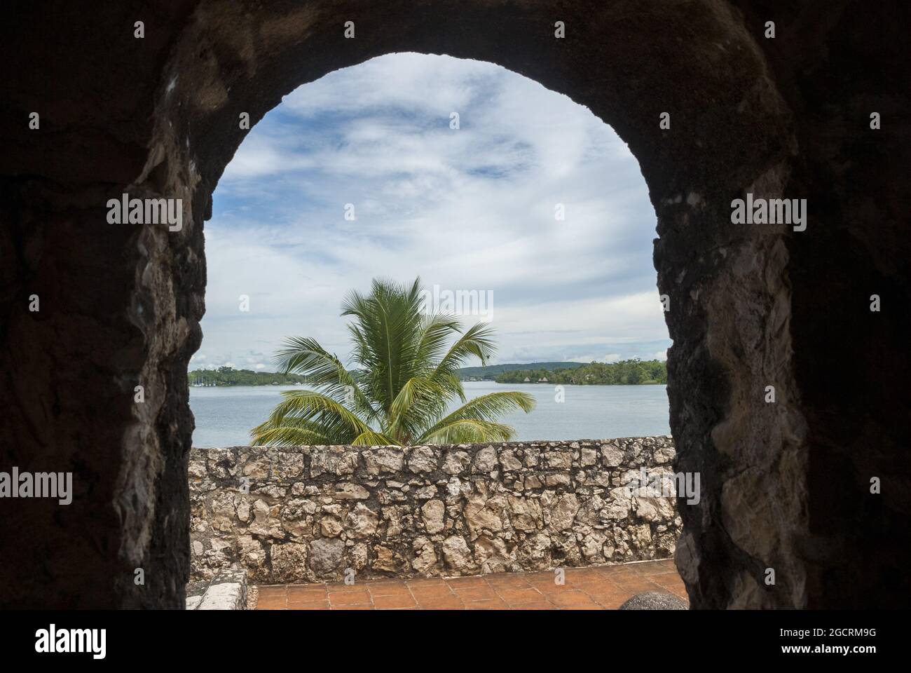 Spanish colonial fort at the entrance to Lake Izabal Stock Photo - Alamy