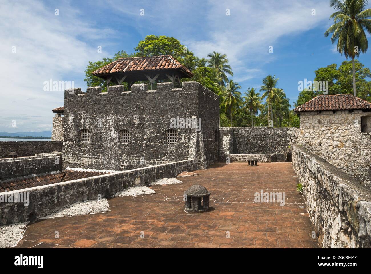Spanish colonial fort at the entrance to Lake Izabal Stock Photo - Alamy