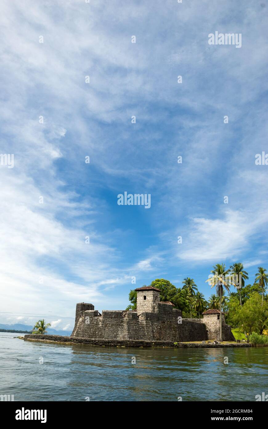 Spanish colonial fort at the entrance to Lake Izabal Stock Photo - Alamy