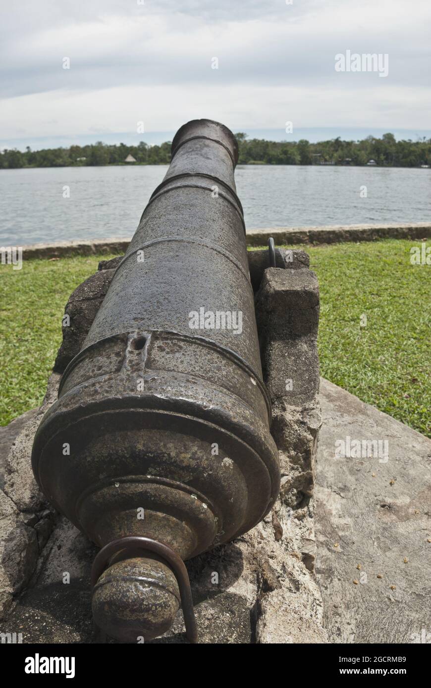 Spanish colonial fort at the entrance to Lake Izabal Stock Photo - Alamy