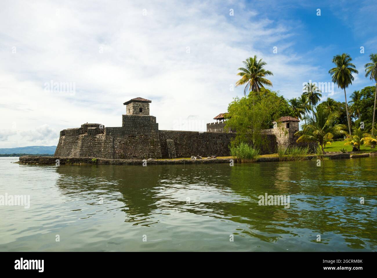 Spanish colonial fort at the entrance to Lake Izabal Stock Photo - Alamy