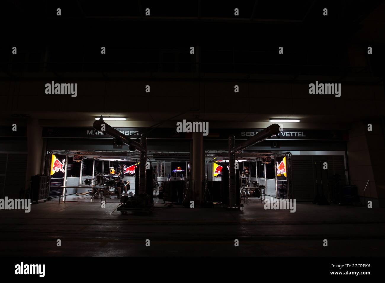 Red bull racing pit garages hi-res stock photography and images - Alamy