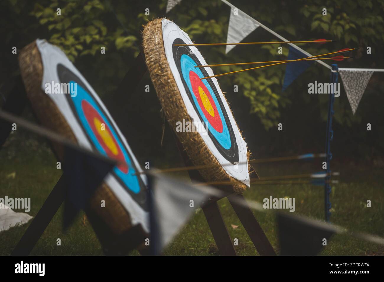 Arrow bullseye archery bullseye outside hi-res stock photography and ...