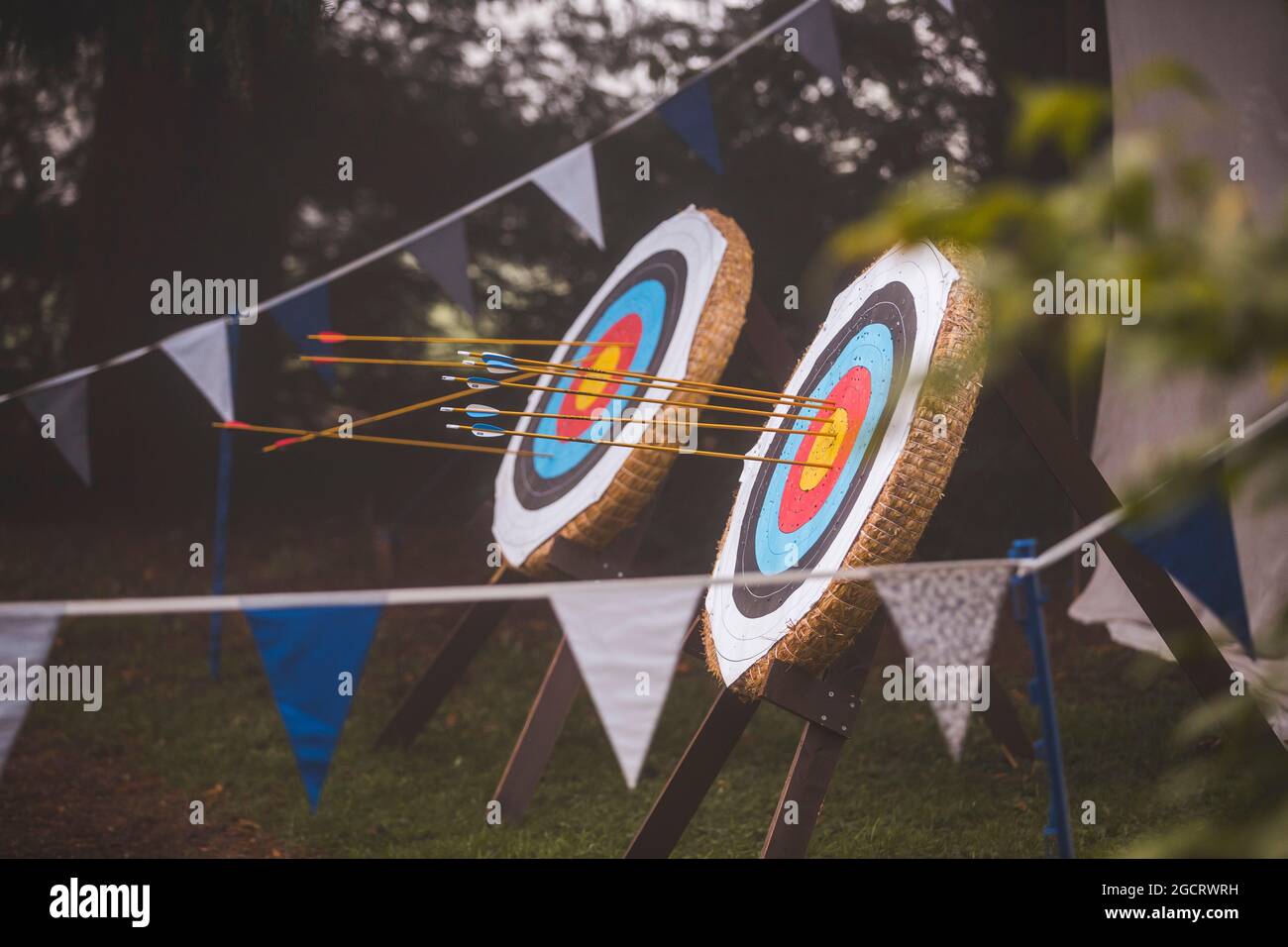 Arrow bullseye archery bullseye outside hi-res stock photography and ...
