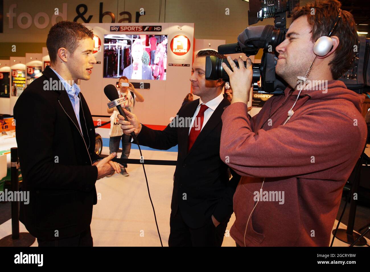 Sky sports news reporter at f1 racing stand hi-res stock photography ...