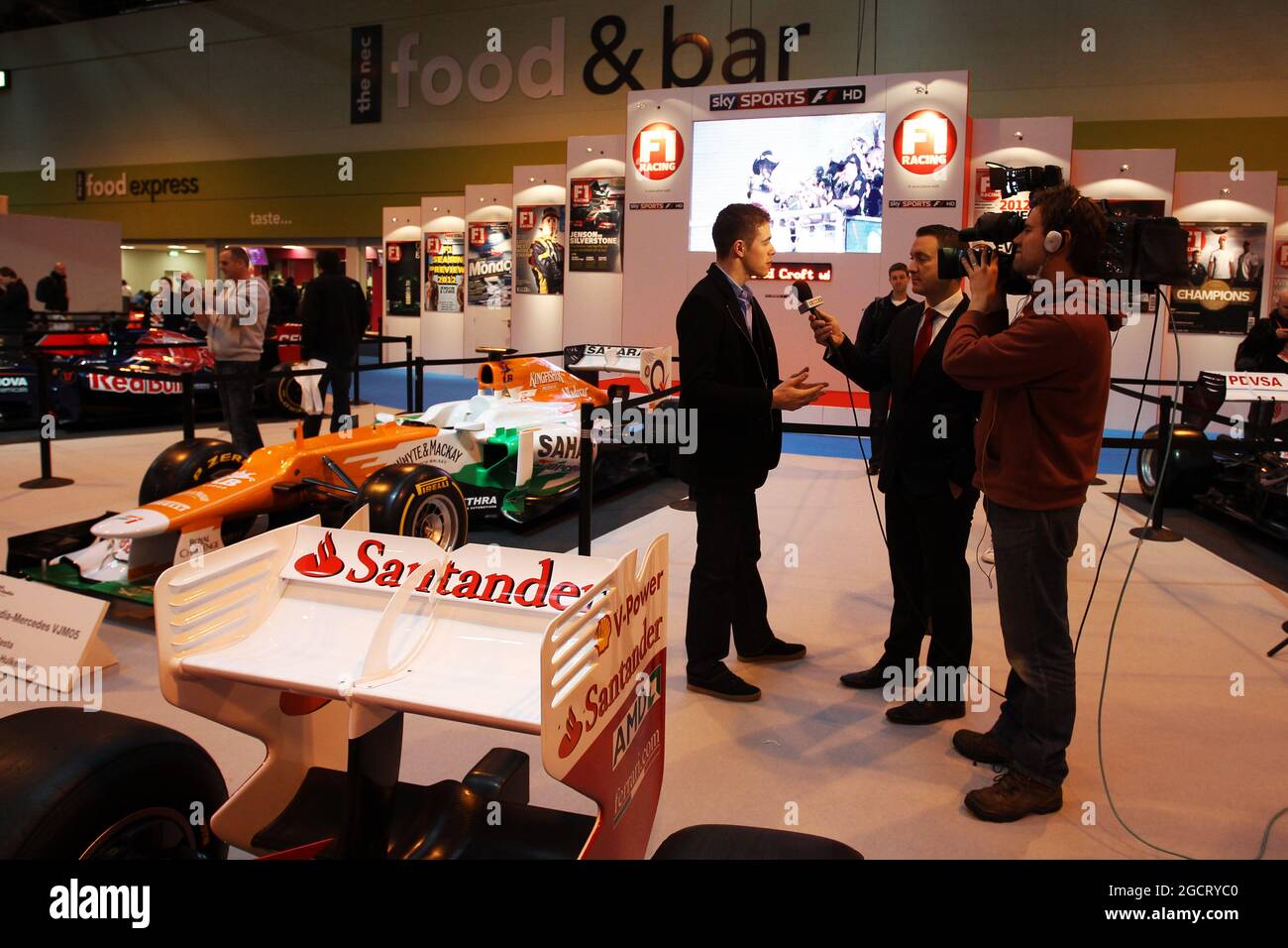Sky sports news reporter at f1 racing stand hi-res stock photography ...
