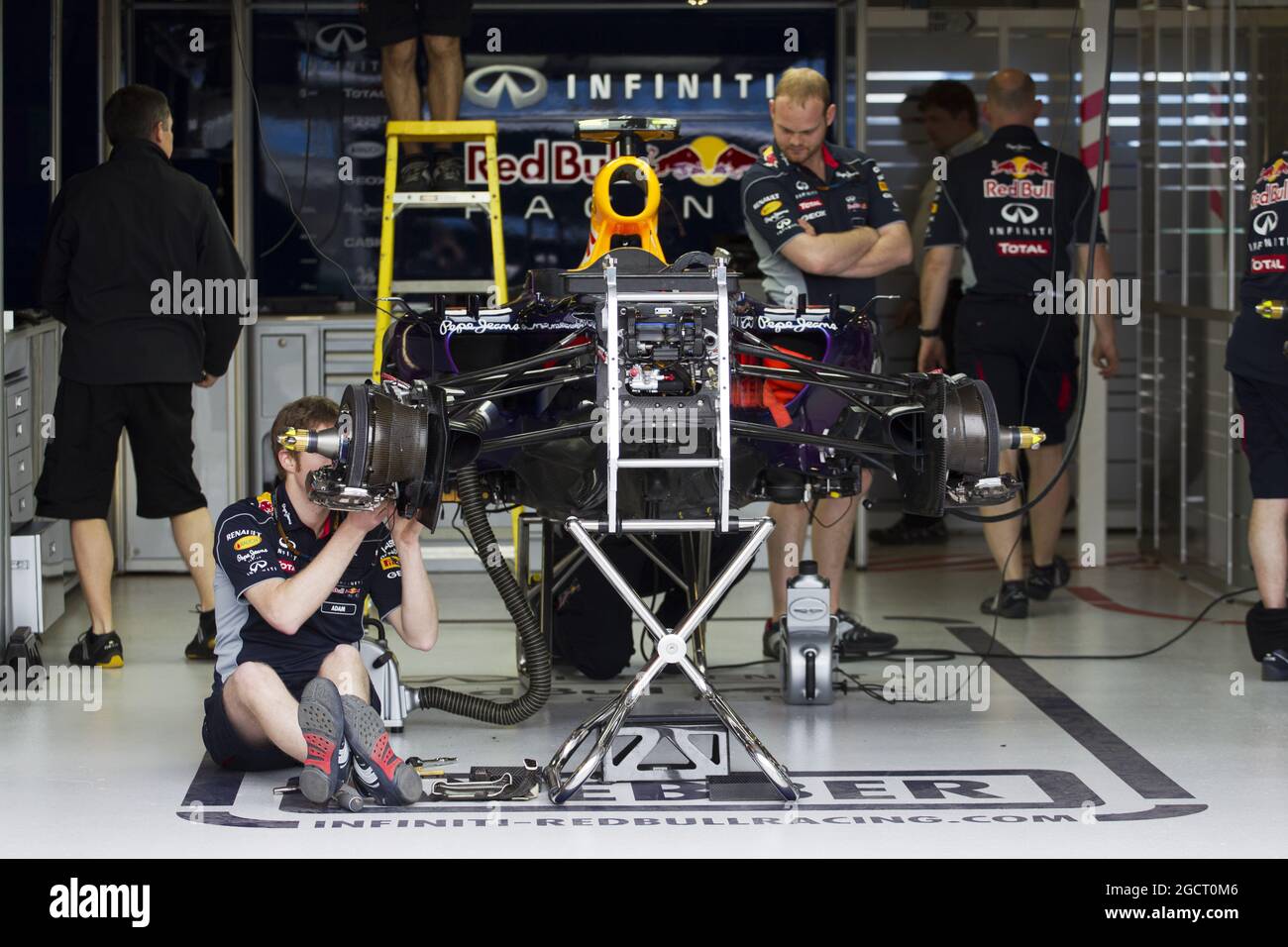 Red bull racing rb9 prepared in pit garages hi-res stock photography ...