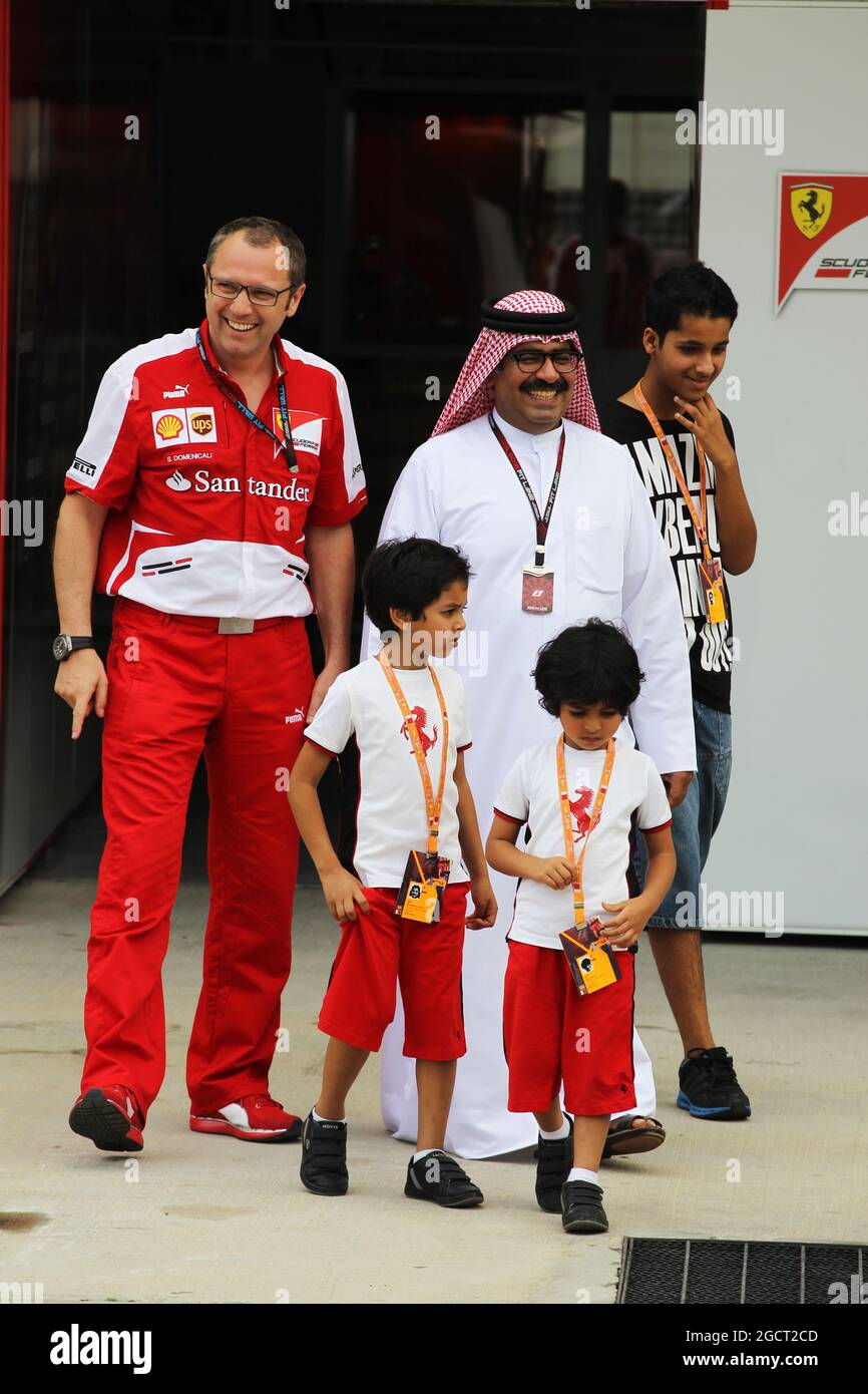 Bahrain family hi-res stock photography and images - Alamy