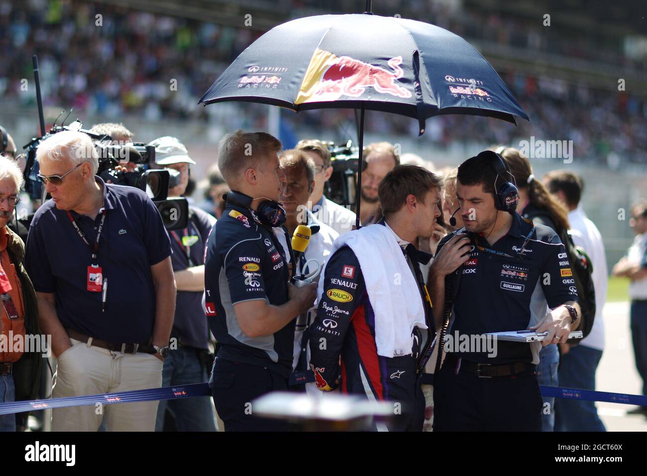 Red bull racing race engineer on grid hi-res stock photography and images - Alamy