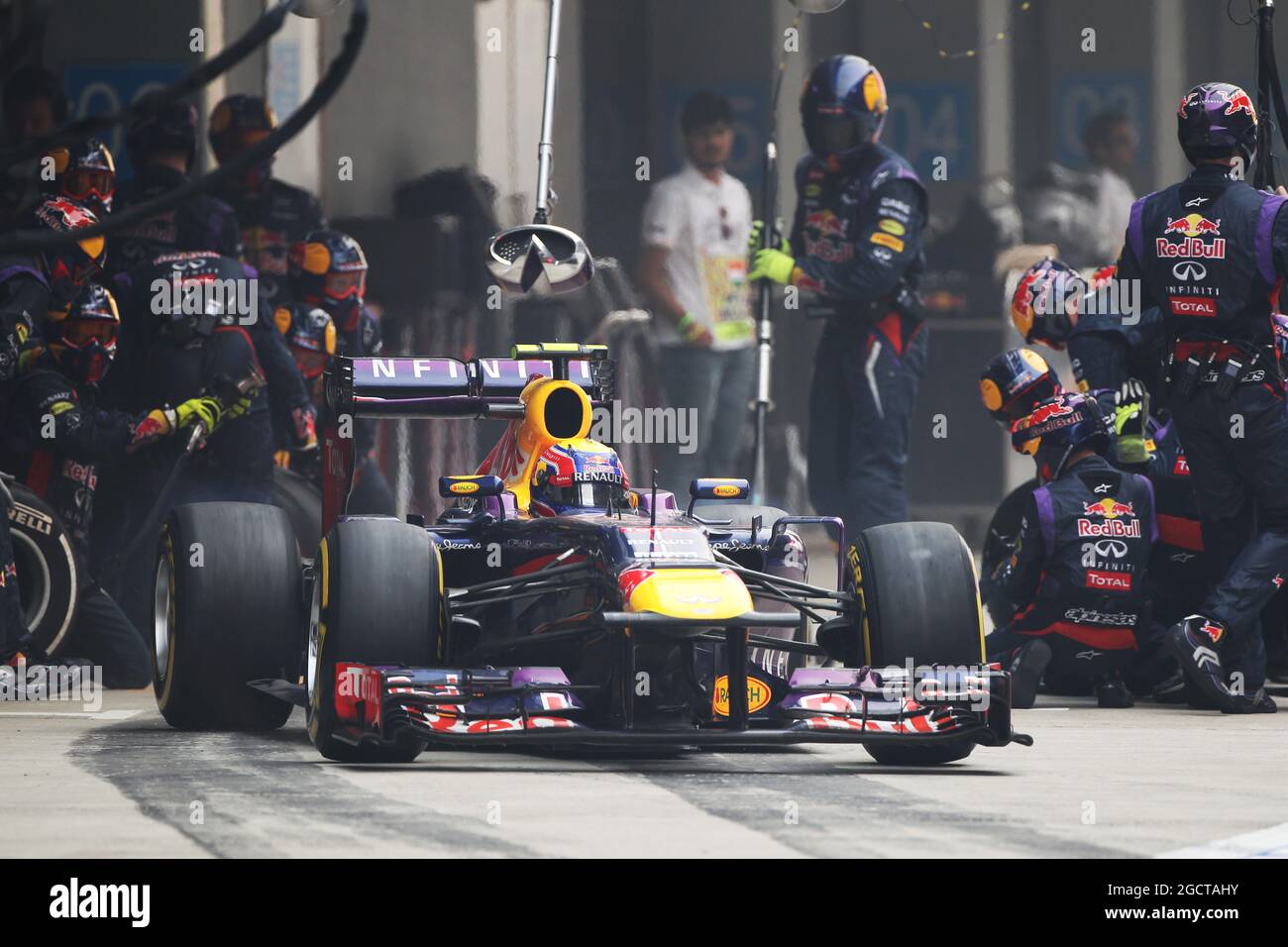 Red bull racing rb9 makes a pit stop hi-res stock photography and ...