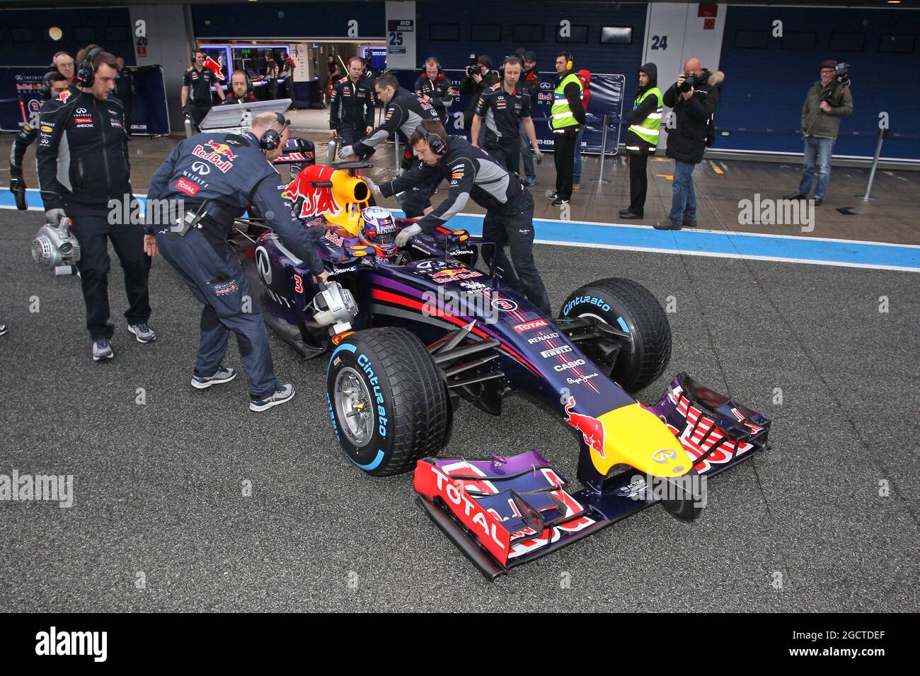 Red bull racing rb10 in pits hi-res stock photography and images - Alamy