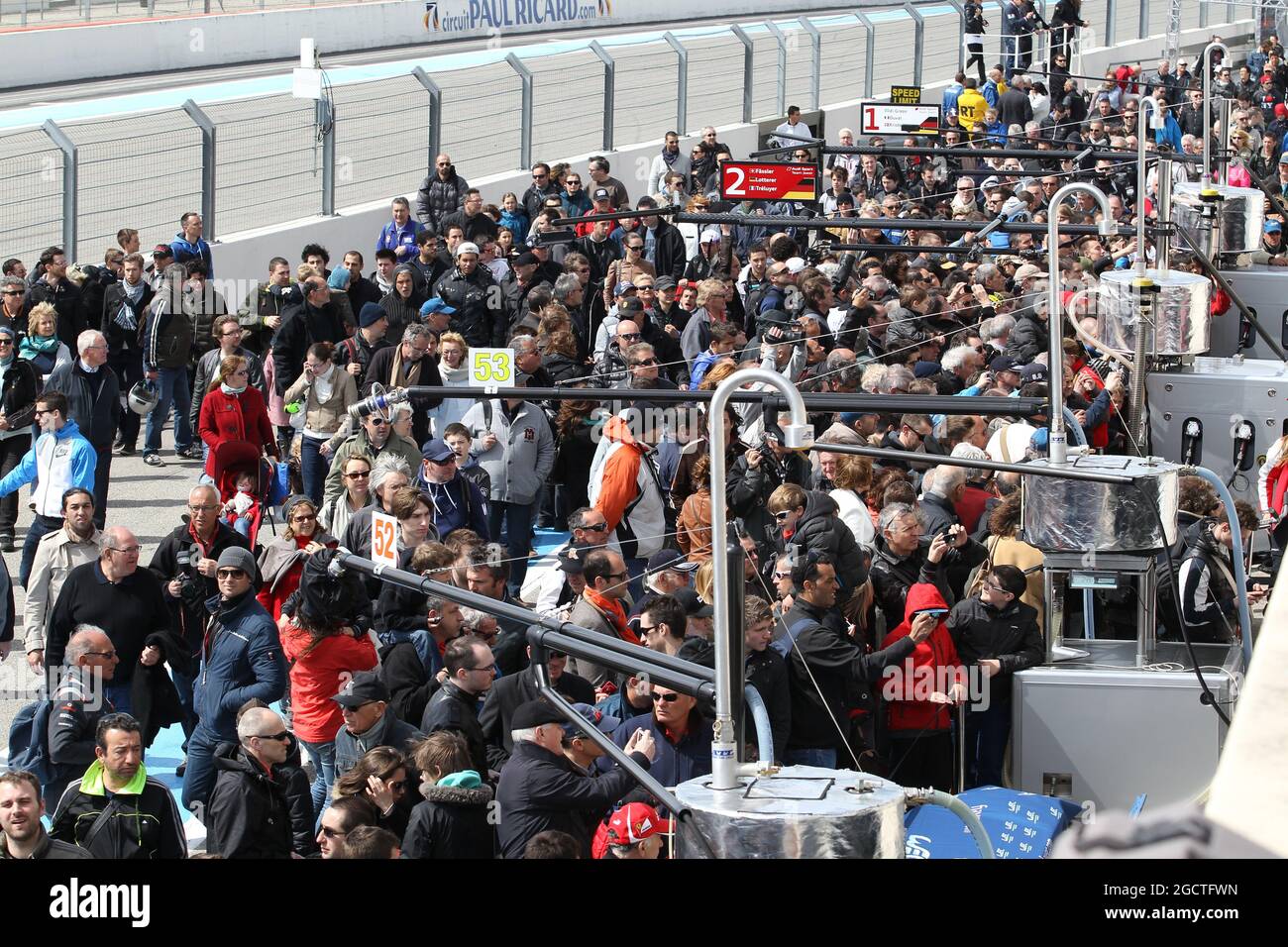 Motor racing fans crowd autograph hi-res stock photography and images ...