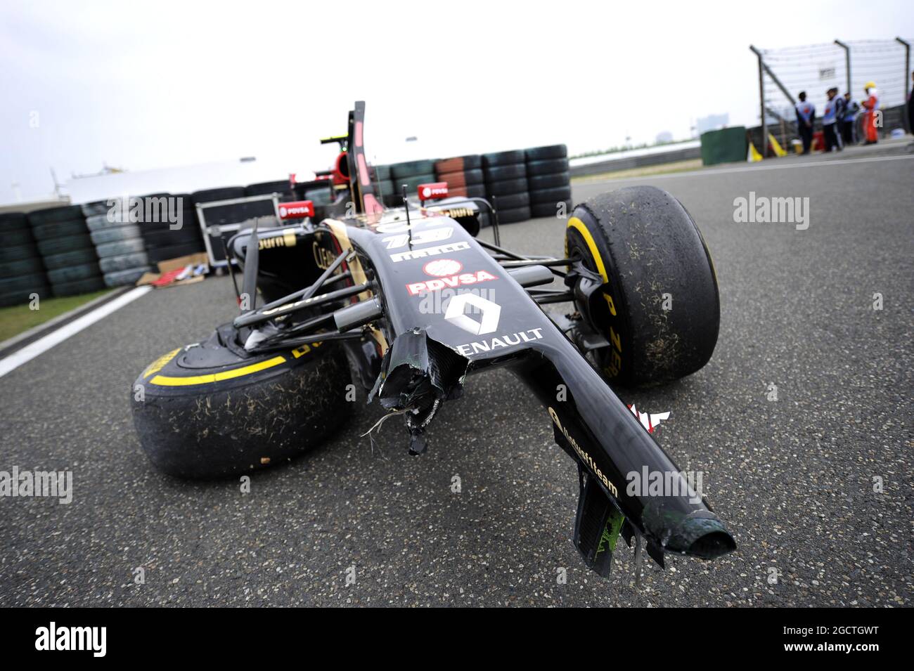 The damaged lotus f1 e22 of pastor maldonado hi-res stock photography ...