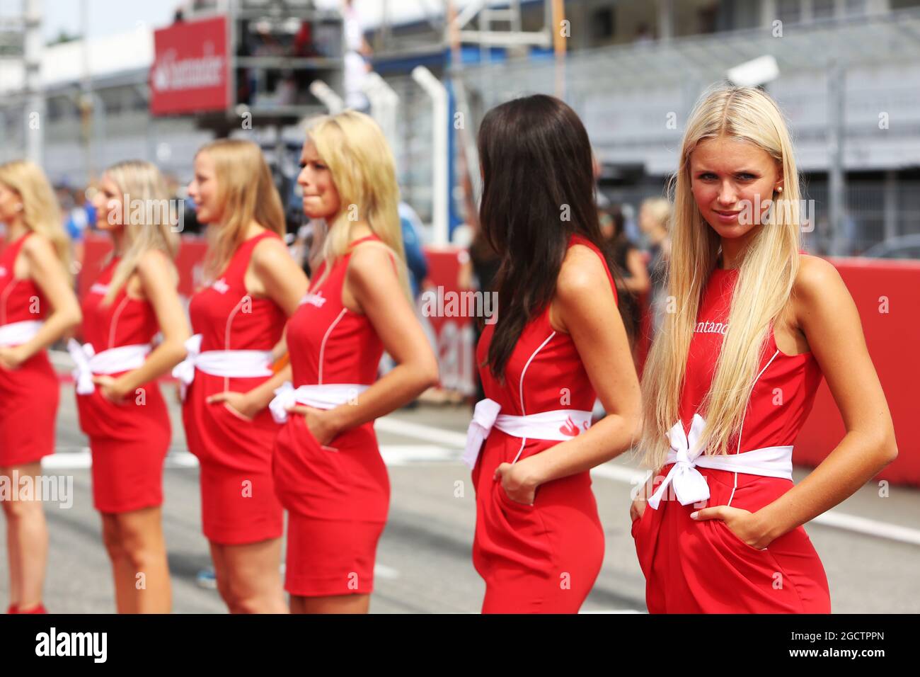 Grid girls f1 hi-res stock photography and images - Alamy