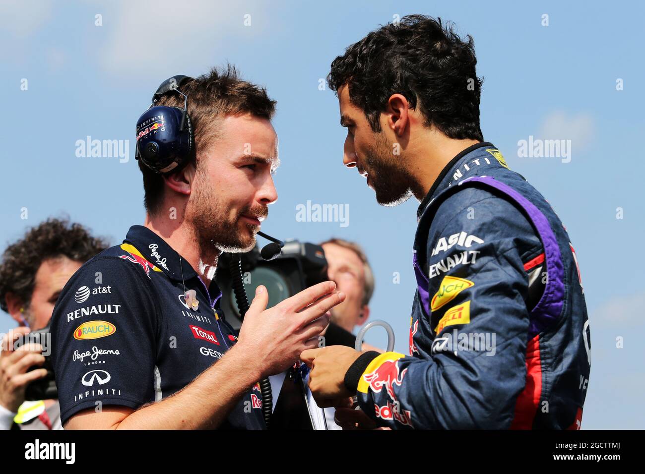 Red bull racing race engineer on grid hi-res stock photography and images - Alamy