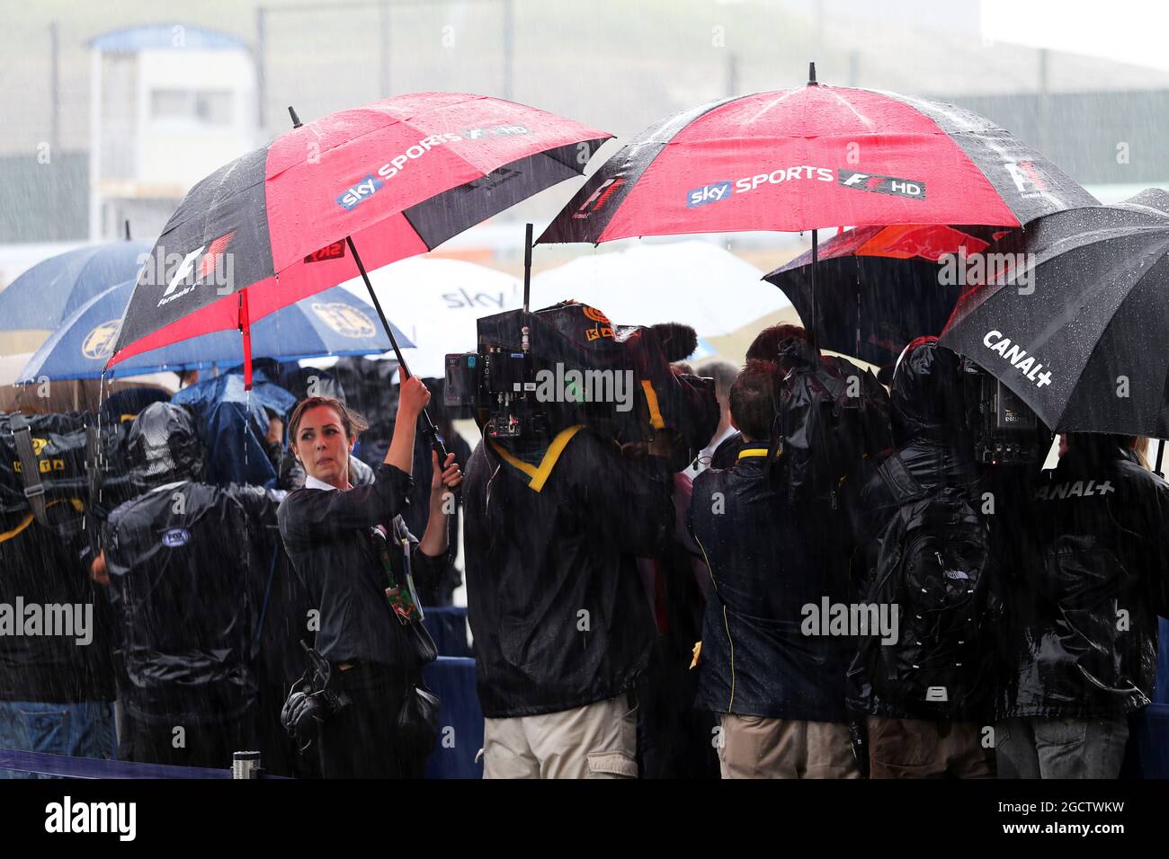 The media in a wet rainy paddock hi-res stock photography and images ...