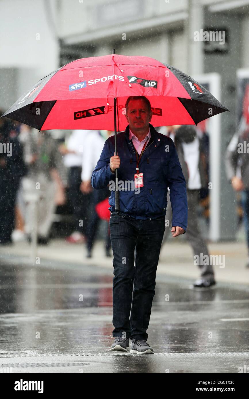 Sky sports commentator in a wet rainy paddock hi-res stock photography ...