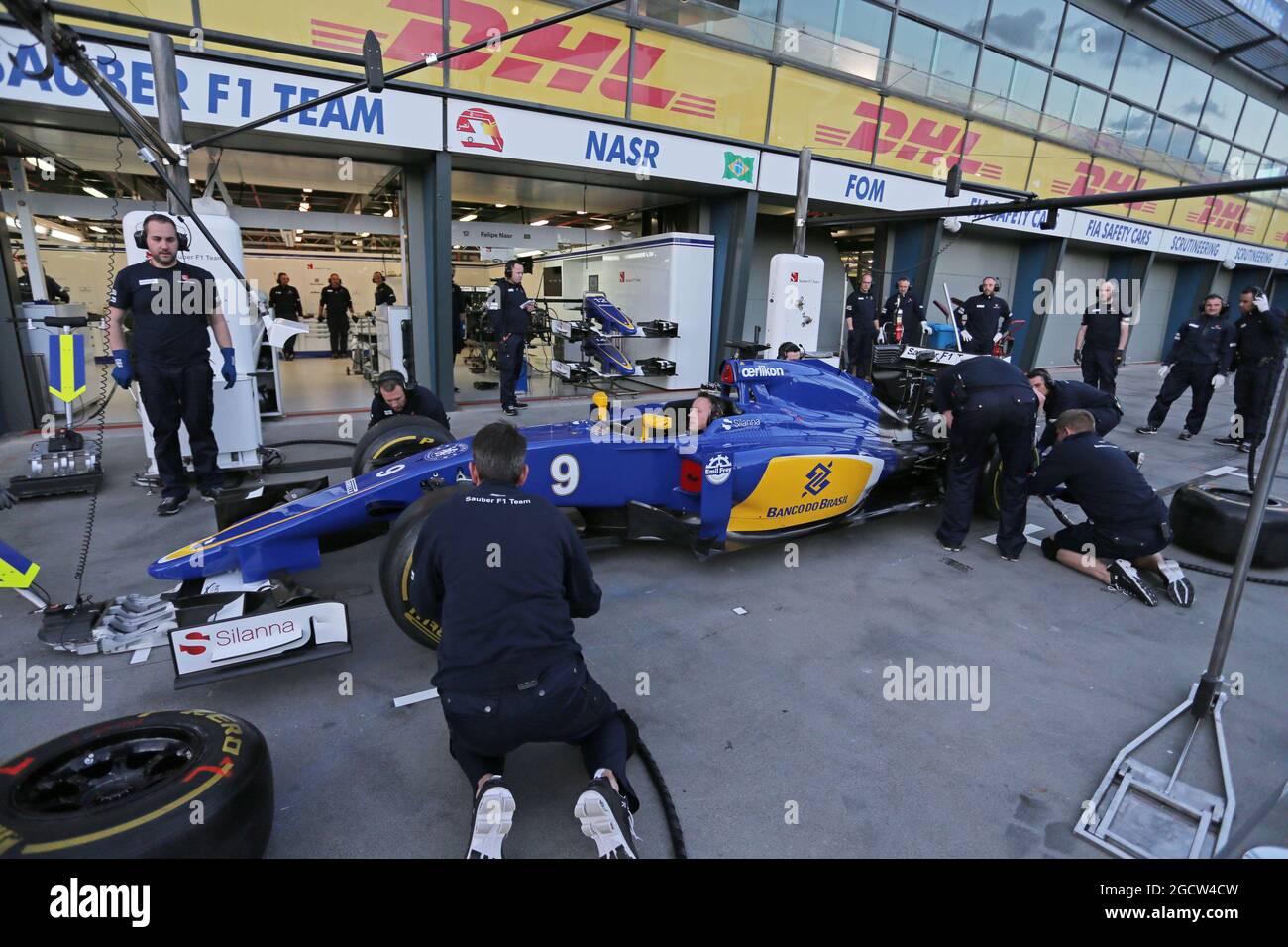 Sauber f1 team practices a pit stop hi-res stock photography and images ...