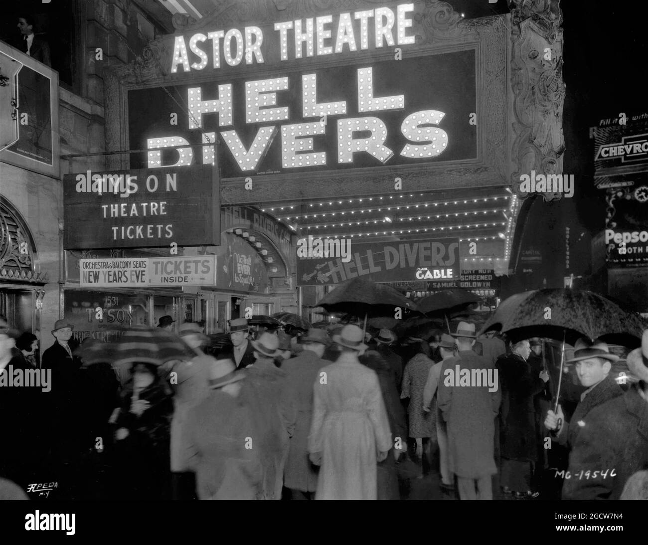 Crowd outside the ASTOR MOVIE THEATRE in New York in January 1932 during showing of WALLACE ...