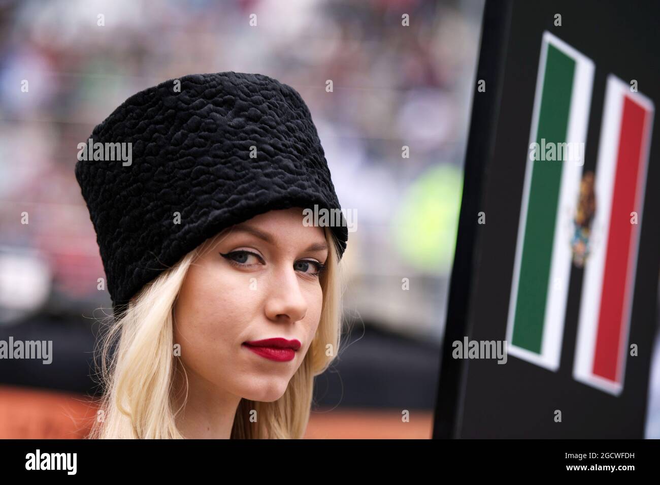 Grid girl f1 hi-res stock photography and images - Alamy