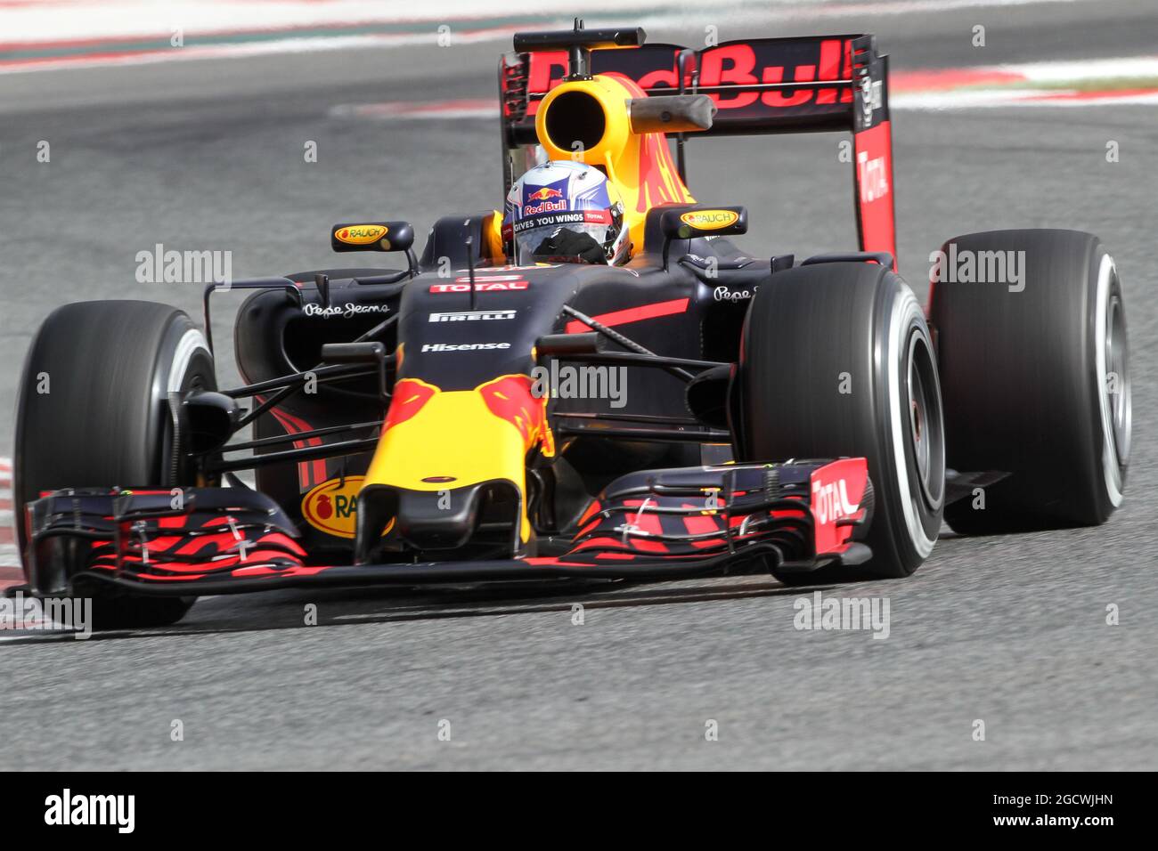 Daniel Ricciardo (AUS) Red Bull Racing RB12. Formula One Testing, Day 1 ...