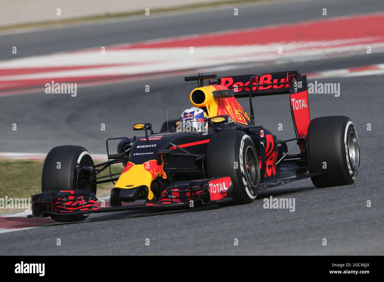 Daniel Ricciardo (AUS) Red Bull Racing RB12. Formula One Testing, Day 1 ...