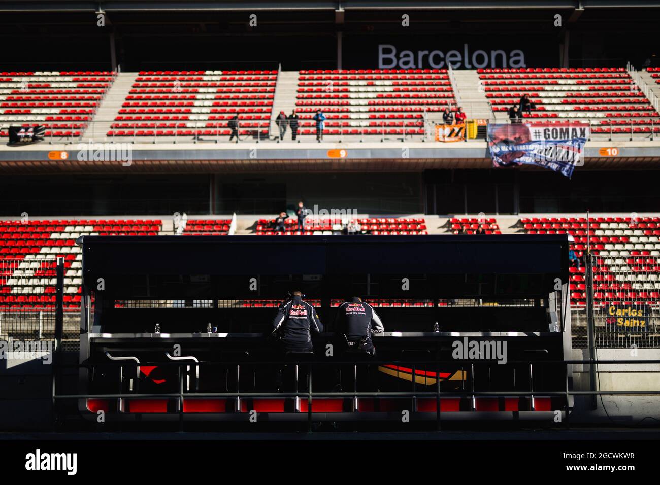 Red bull racing pit gantry hi-res stock photography and images - Alamy