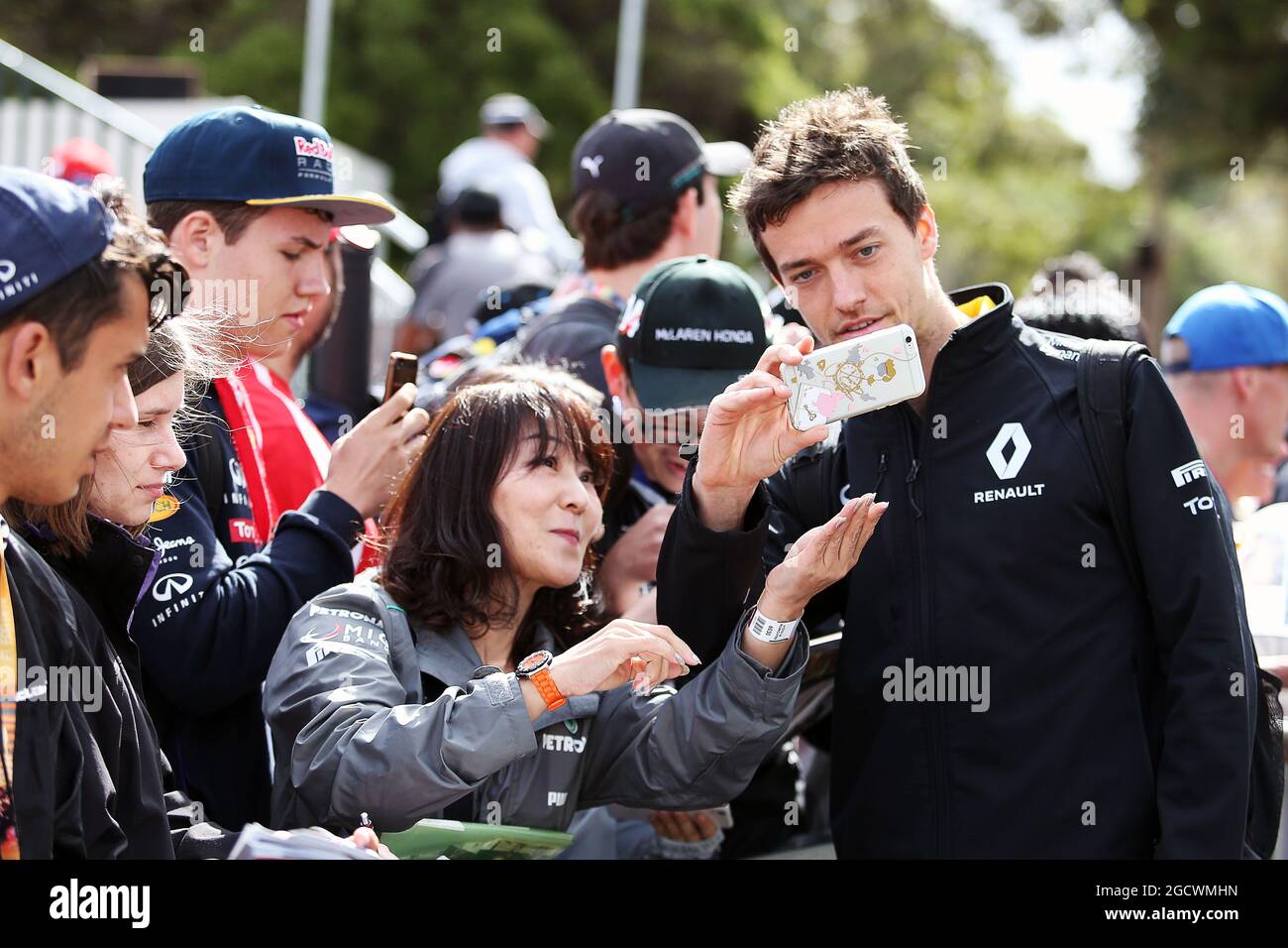 Jolyon Palmer (GBR) Renault Sport F1 Team with fans. Australian Grand ...