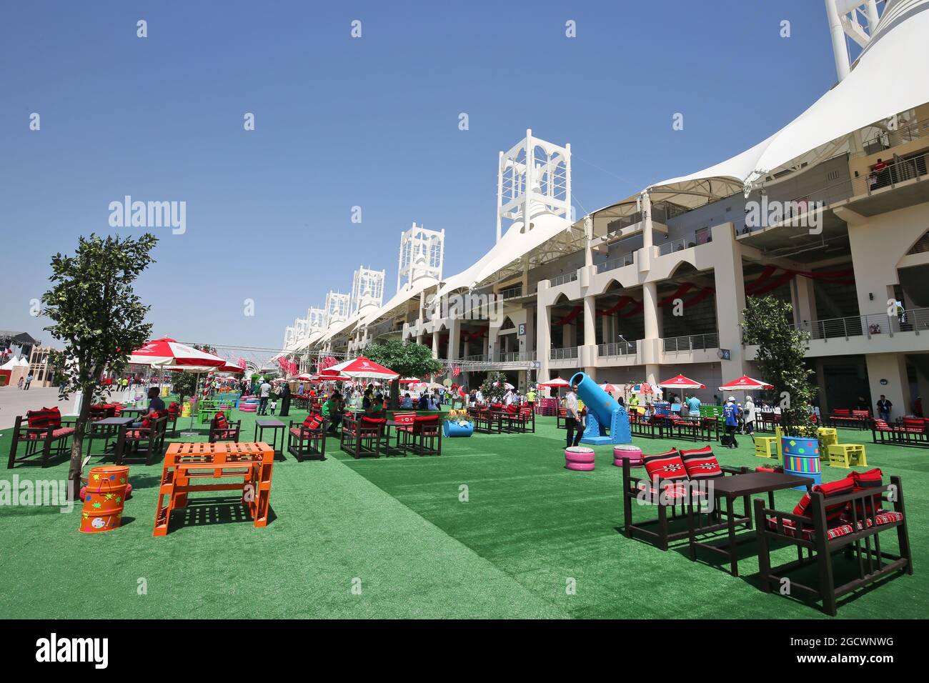 Bahrain international circuit audience hi-res stock photography and ...