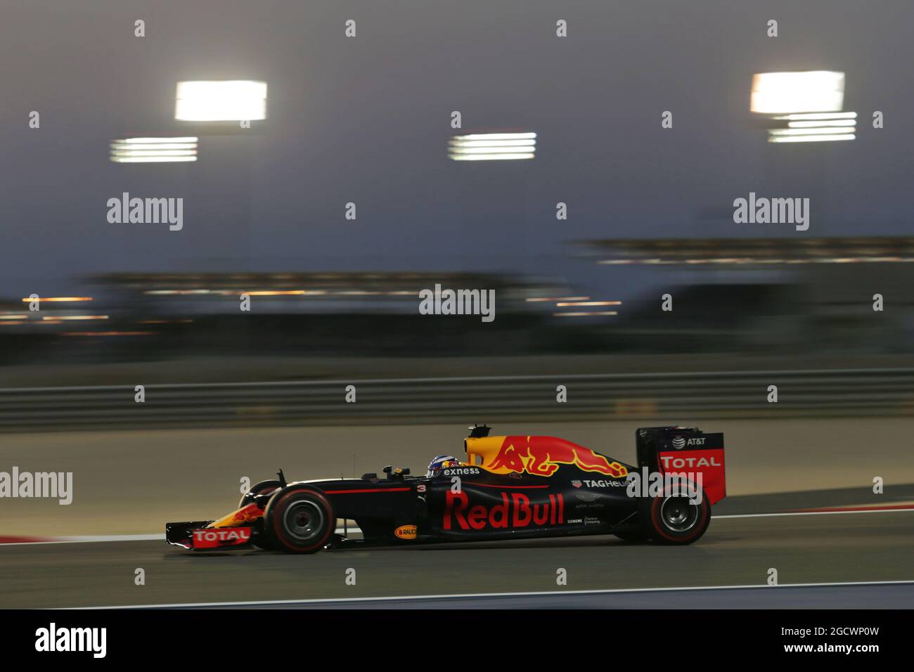 Daniel Ricciardo (AUS) Red Bull Racing RB12. Bahrain Grand Prix ...