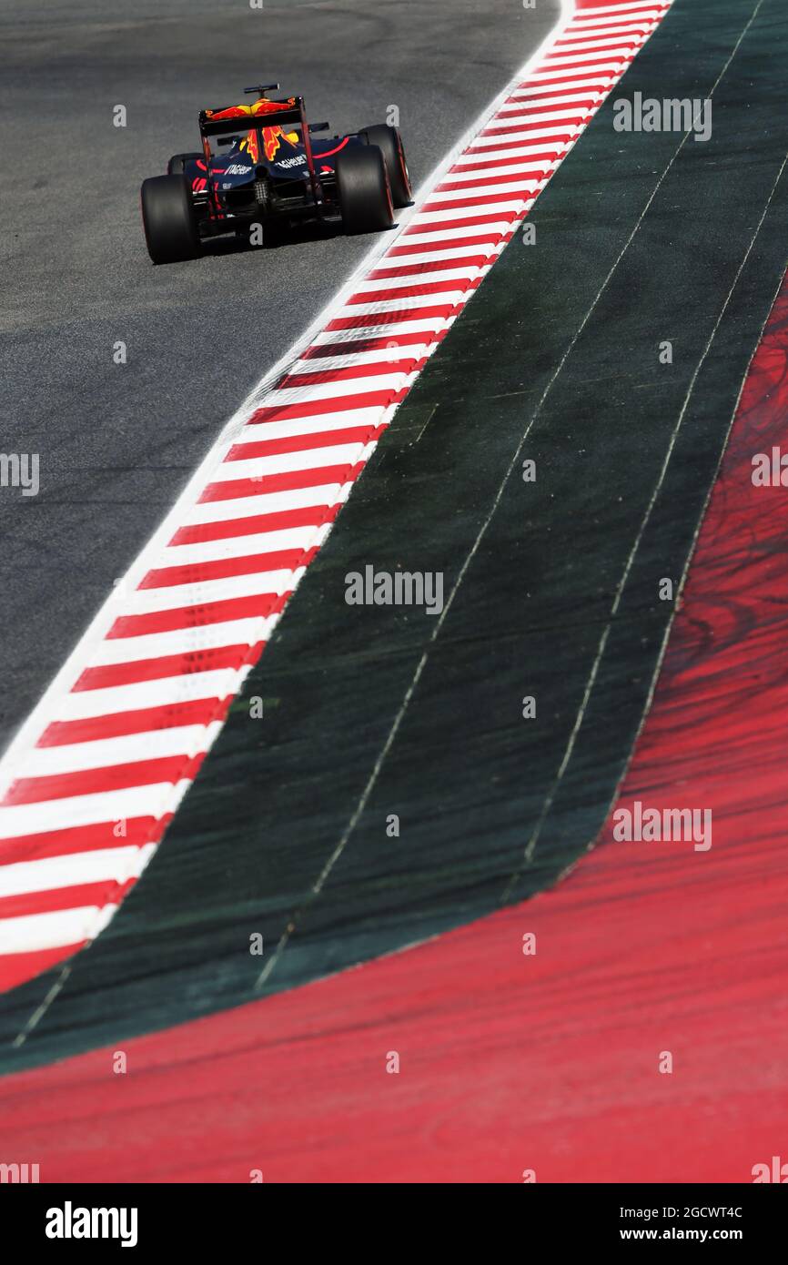 Daniel Ricciardo (AUS) Red Bull Racing RB12. Spanish Grand Prix, Friday ...