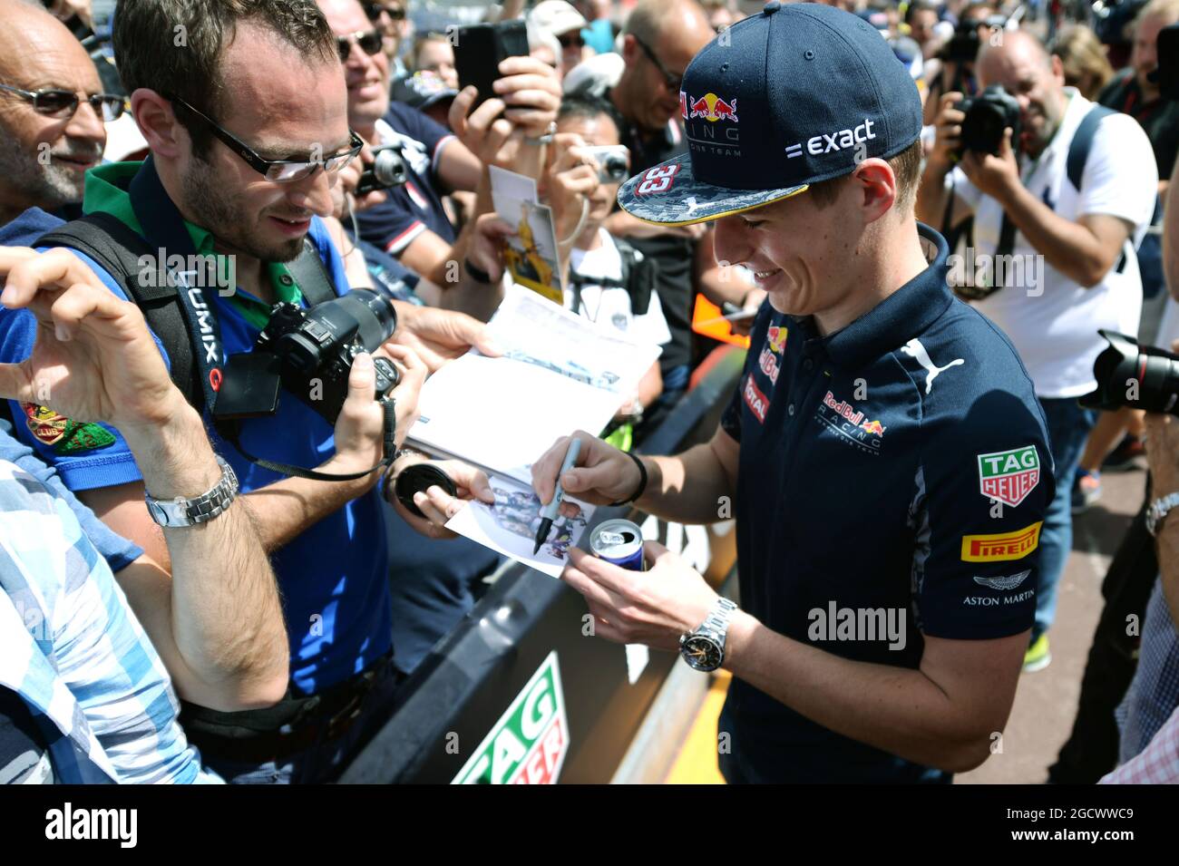 Max Verstappen (NLD) Red Bull Racing signs autographs for the fans ...