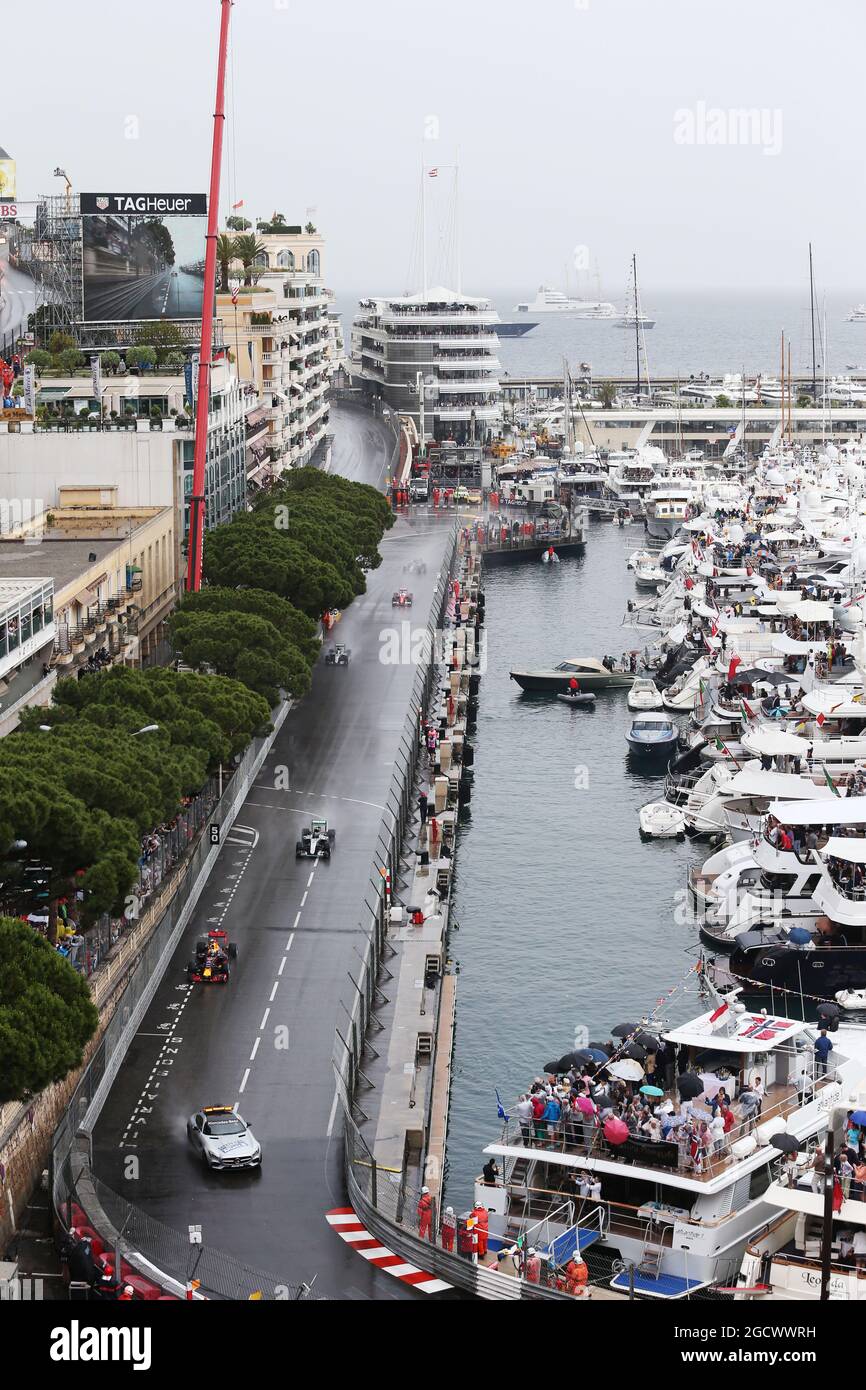 Daniel Ricciardo (AUS) Red Bull Racing RB12 leads behind the FIA Safety ...