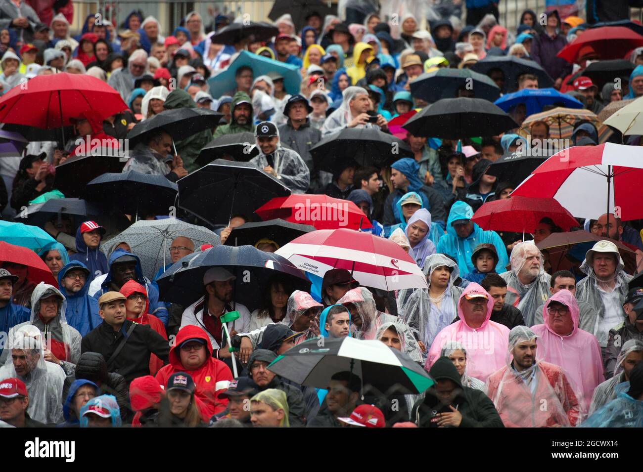 Monaco crowd monaco grand prix hi-res stock photography and images - Alamy