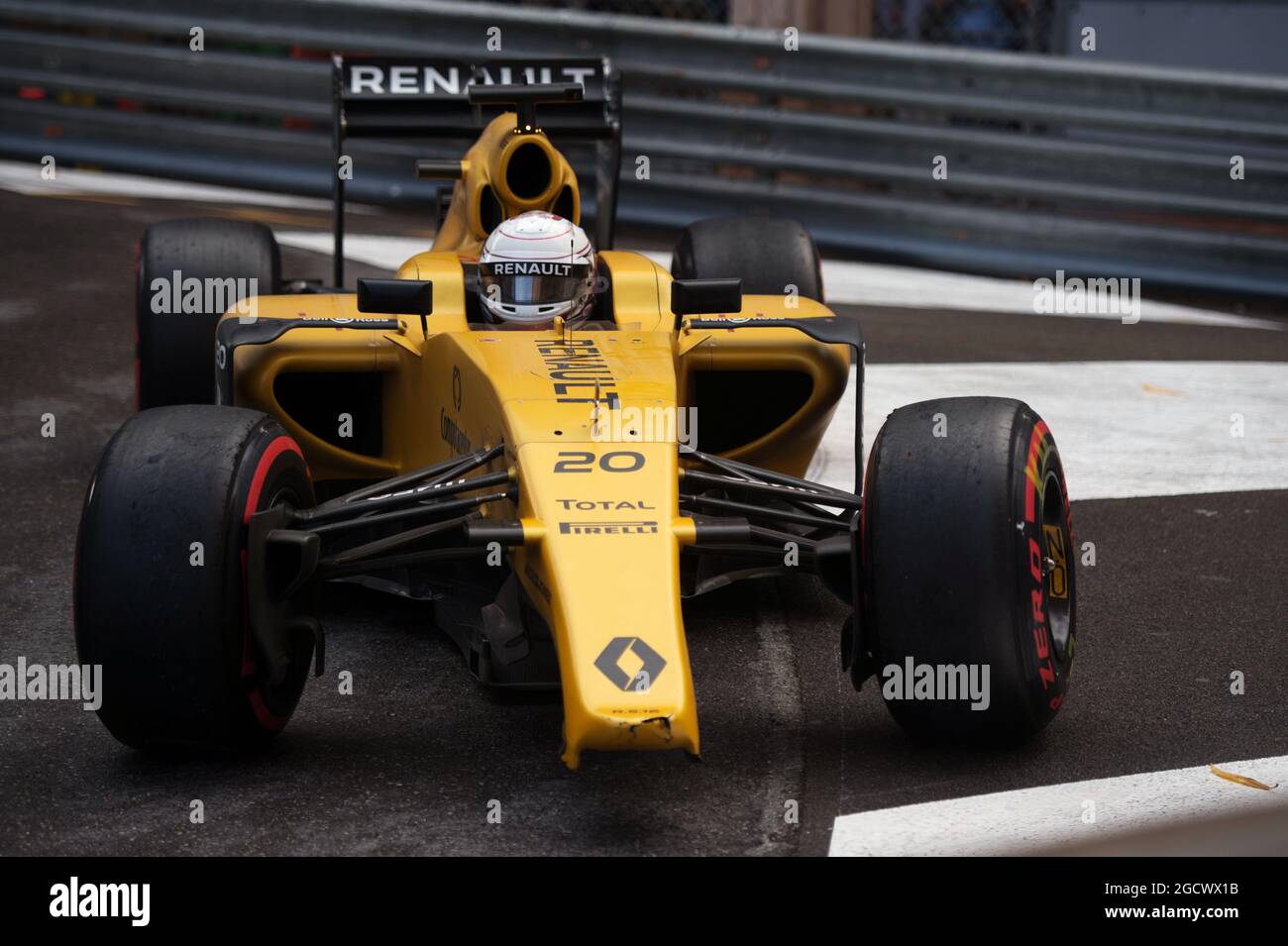 Kevin Magnussen (DEN) Renault Sport F1 Team RS16 with a broken front ...