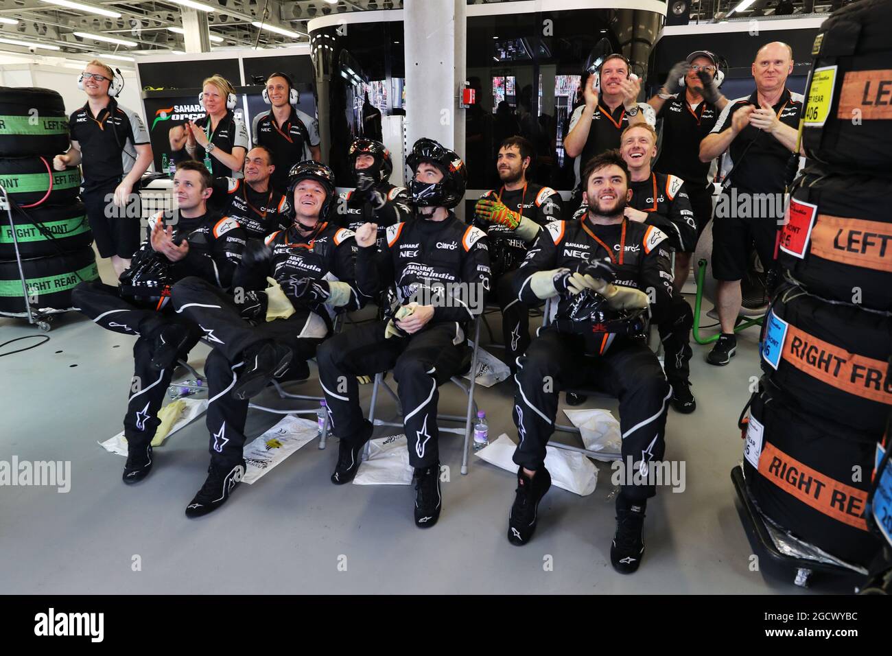 Sahara force india f1 team mechanics hi-res stock photography and ...
