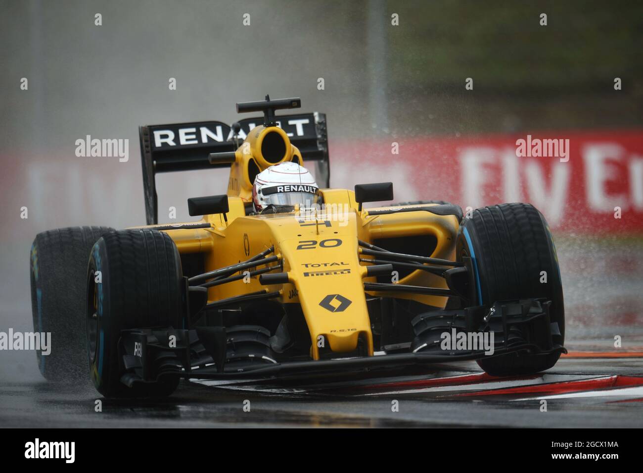 Kevin Magnussen (DEN) Renault Sport F1 Team RS16. Hungarian Grand Prix ...