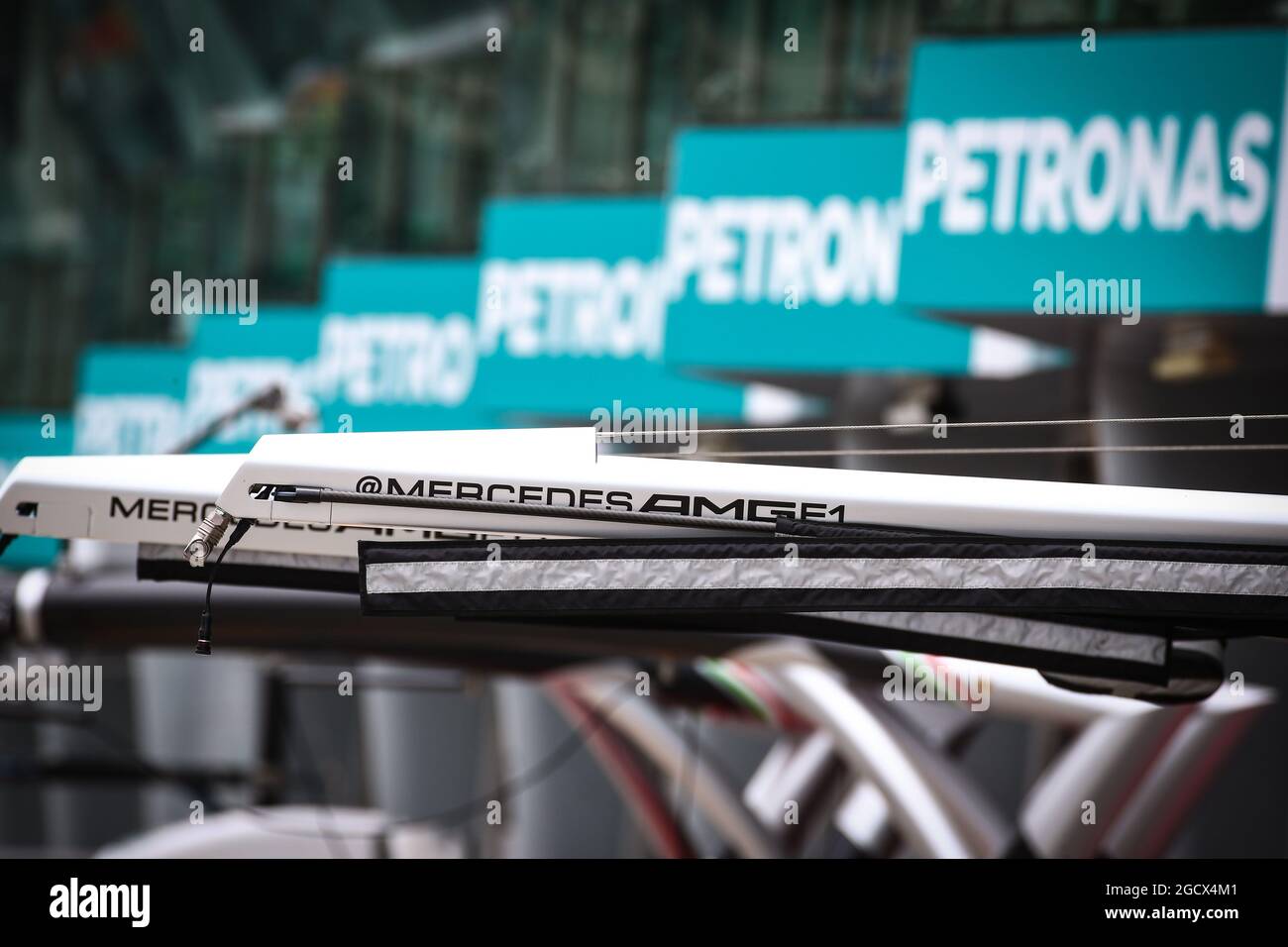 Mercedes amg f1 pit equipment hi-res stock photography and images - Alamy