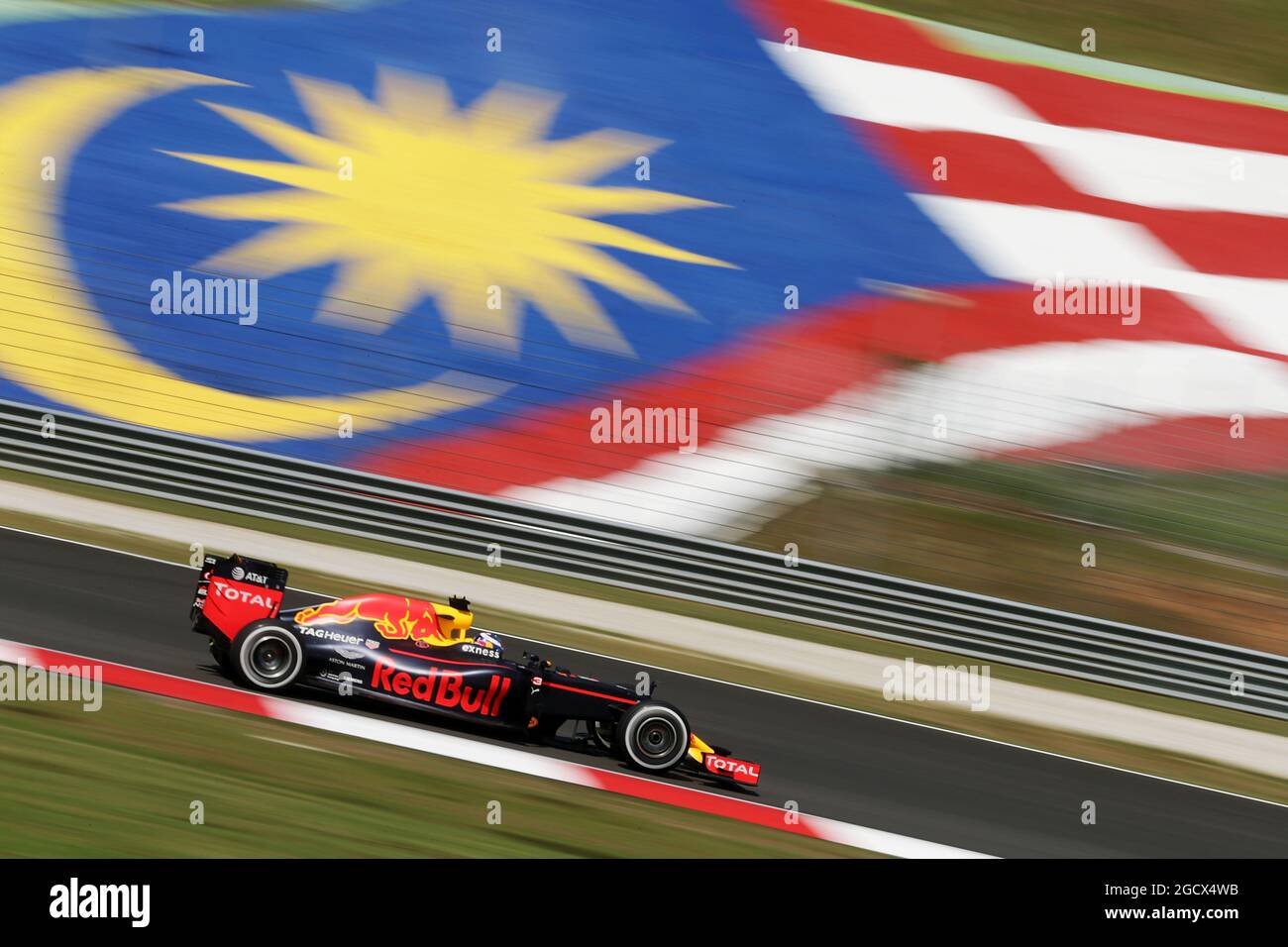 Daniel Ricciardo (AUS) Red Bull Racing RB12. Malaysian Grand Prix ...