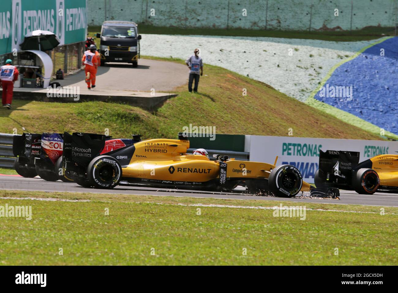 Renault sport f1 team rs16 a broken front wing hi-res stock photography ...