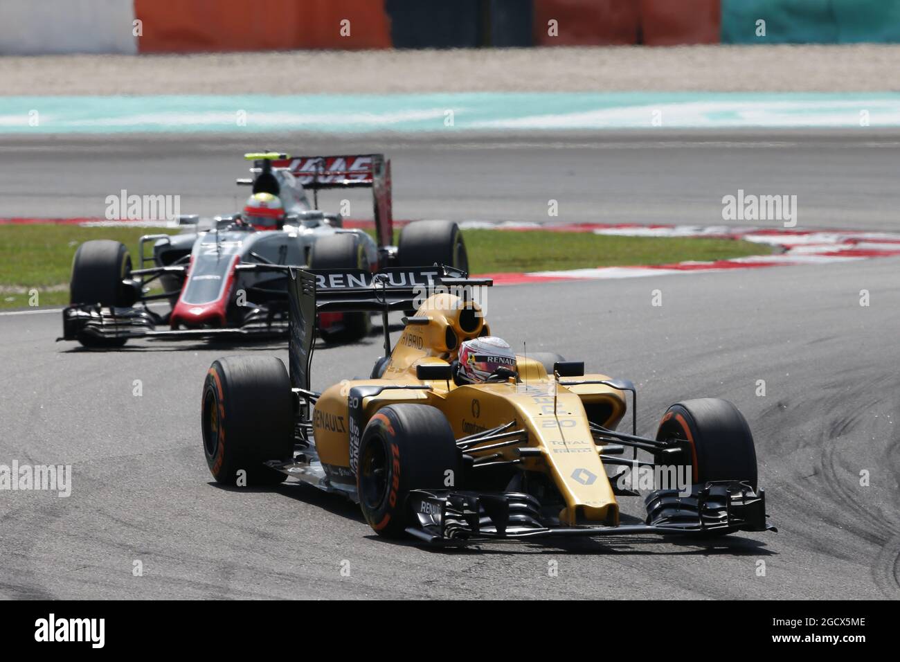 Kevin Magnussen (DEN) Renault Sport F1 Team RS16. Malaysian Grand Prix ...